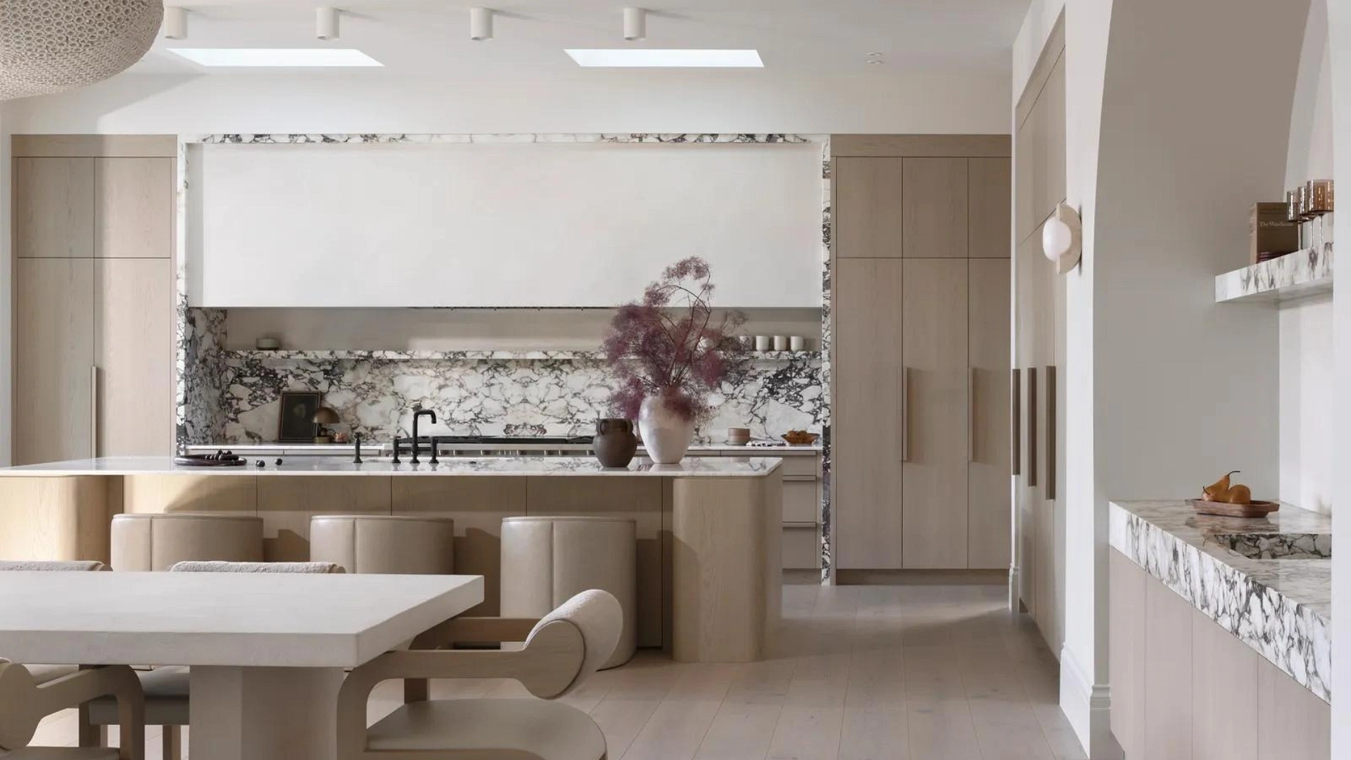 Włoski dom w stylu total white z „efektem luksusu i miękkości, niczym ...