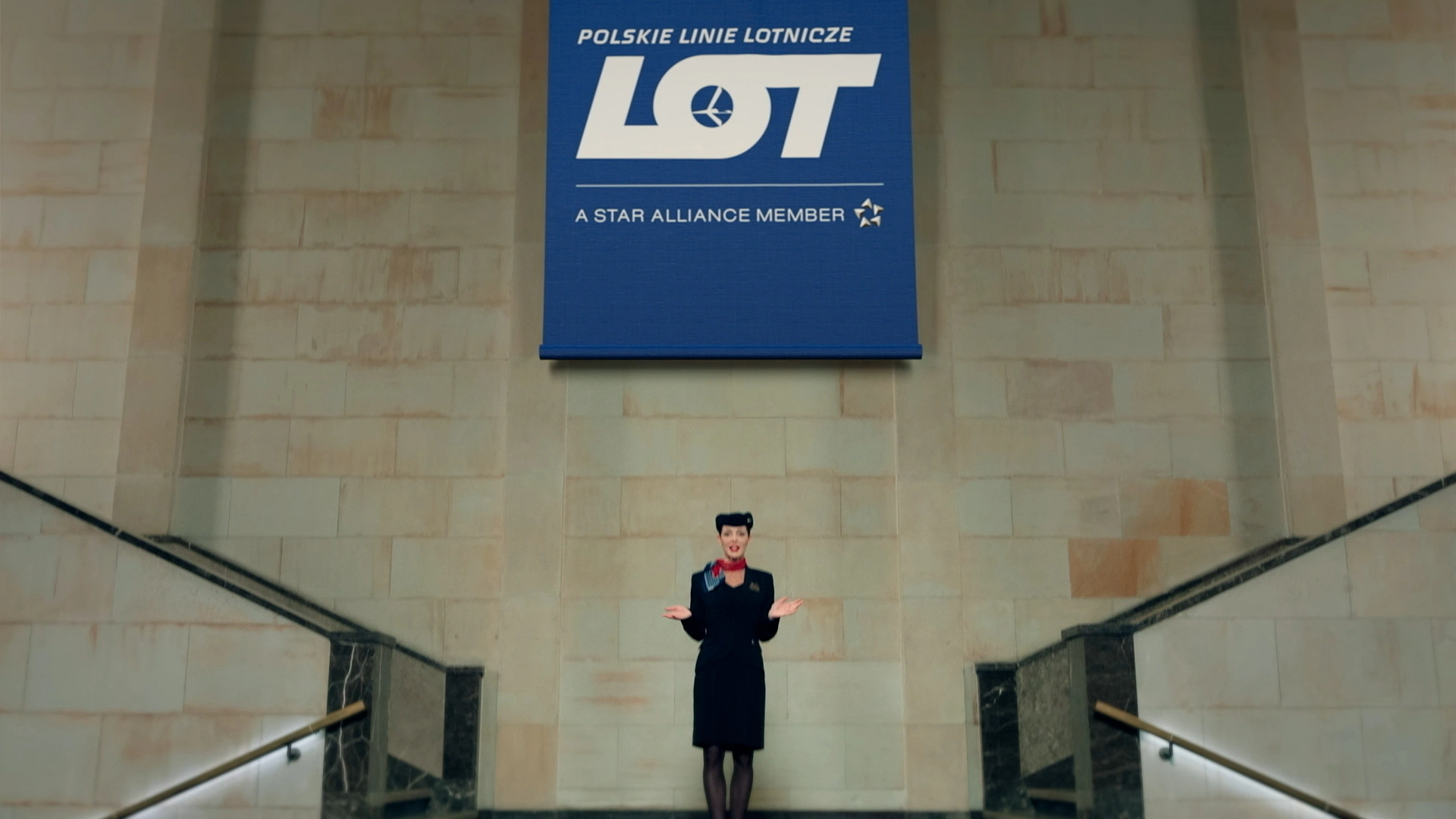 Adrian Chudek wyreżyserował safety video LOT-u. Oto kulisy nagrania ...