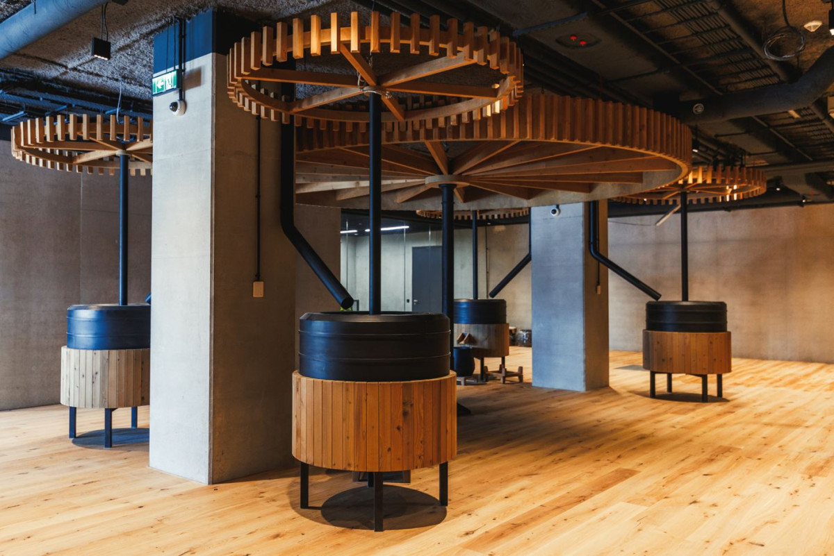 Muzeum Czekolady Wedla w Warszawie. Fasada budynku przypomina wielką ...